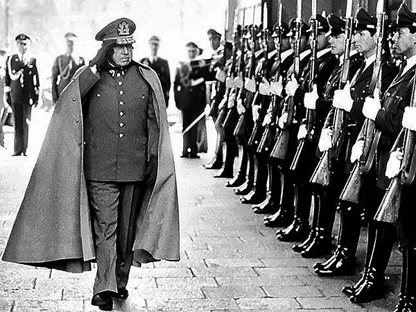 Peruanos aseguran que Pinochet nació en Tacna