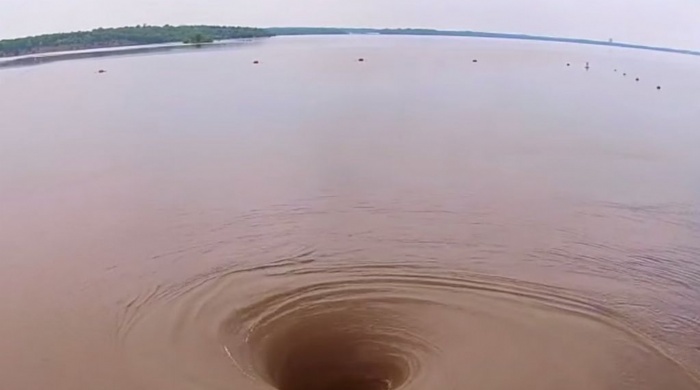 Increíble: Remolino gigante en medio de un lago
