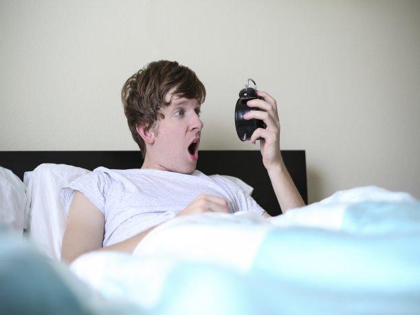 Investigación revela que despertar tarde aumenta nuestro rendimiento