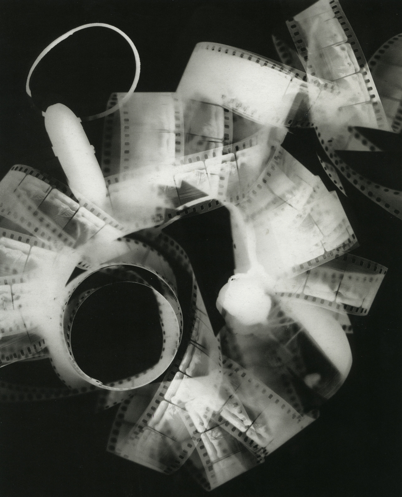 Fotogramas: la esencia de la luz en 10 obras del surrealista Man Ray