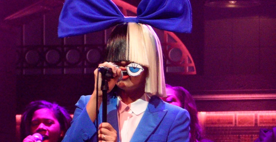 ¡Al fin! La cantante australiana Sia revela su verdadero rostro