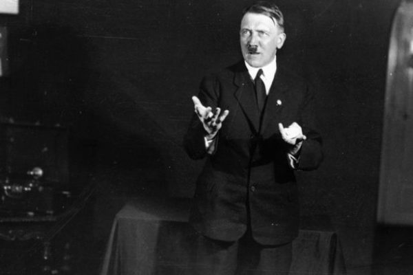 Fotografías de Hitler ensayando poses rídiculas para sus discursos son ...