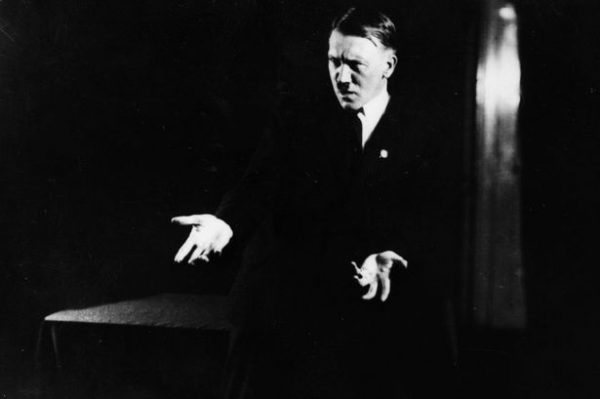 Fotografías de Hitler ensayando poses rídiculas para sus discursos son ...