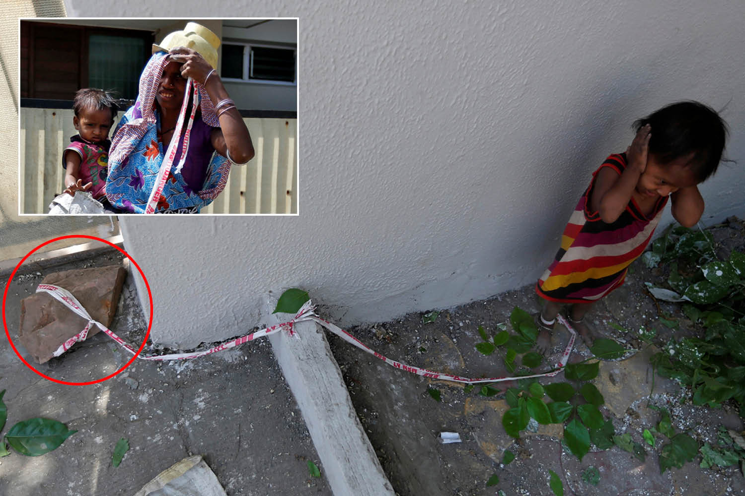 Pequeña de 15 meses es amarrada a una roca mientras sus padres trabajan