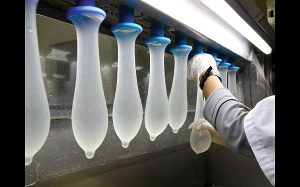 Así es como los condones son fabricados y testeados