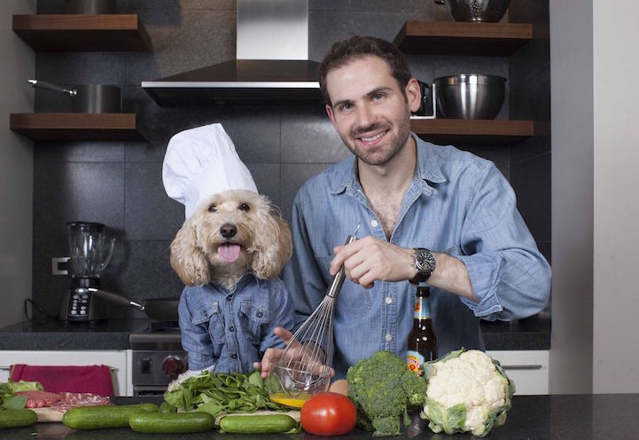 Perros posan con sus dueños de terno y corbata