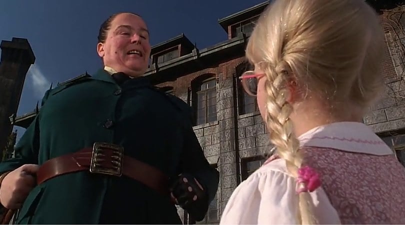 Así luce hoy la profesora "mala" de la película Matilda