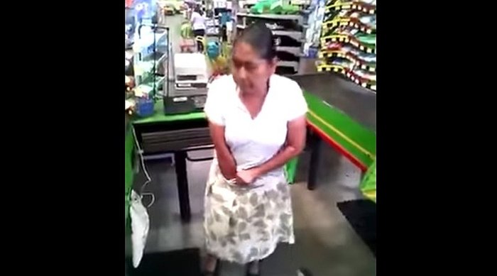 Esta es Doña Chicles, la abuelita que robaba dulces y los guardaba en ...