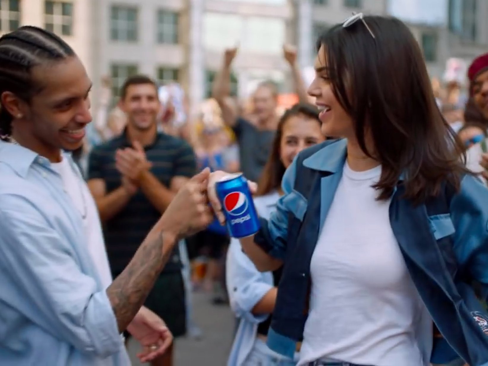 Pepsi & Kendall Jenner protagonizan el comercial más POLÉMICO de la ...