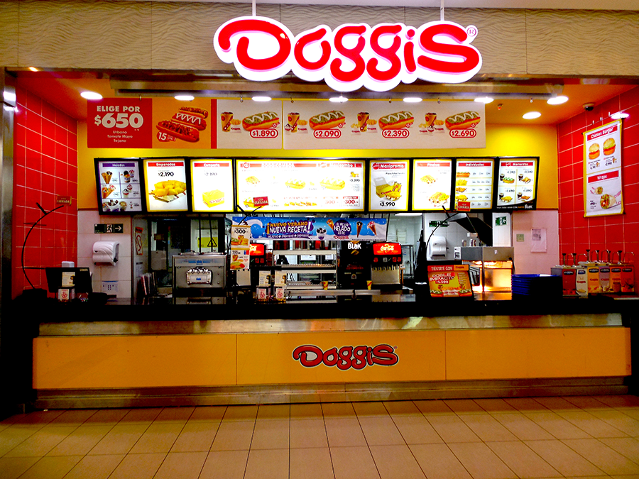 Hombre que insultó a Girardi es dueño de franquicias Doggis y Juan Maestro