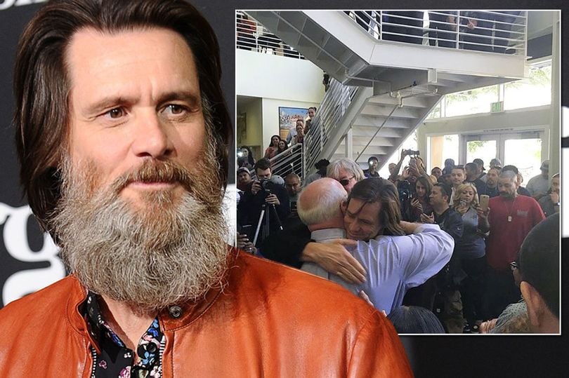 Jim Carrey aparece despojado de su voluminosa barba en fiesta de caridad
