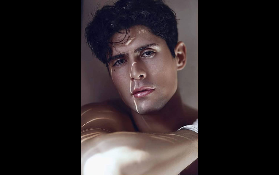 Cristóbal Álvarez causa furor en las redes con atrevida fotografía en ropa interior