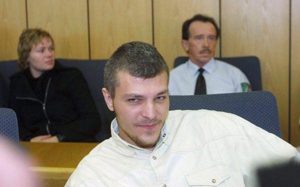 Satanista que dormía en los cementerios y asesinó a su amigo para beber ...