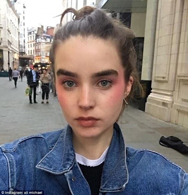 Protagonista de Stranger Things recibe insinuación sexual de la modelo ...