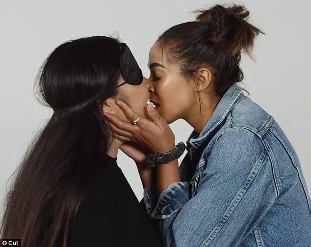 Clip | Experimento social: seis extraños se besan entre todos para ver quién besa con la mejor ...