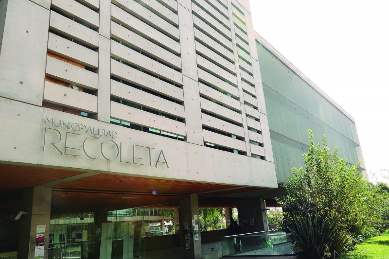 Muni de Recoleta traspasa el 40% de trabajadores a honorarios a contrata