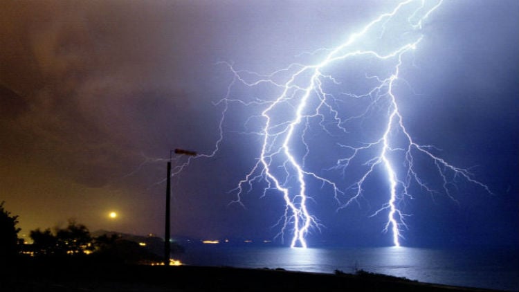 (+Video) "Extremadamente suertudo": Capta caída de un rayo y vive para ...