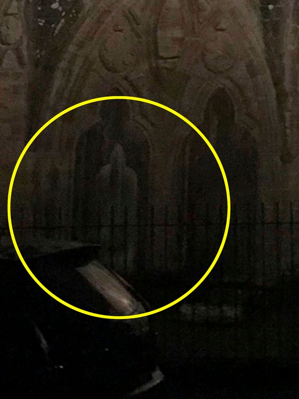 (Foto) Chica capta a monje fantasma durante exploración urbana en una ...
