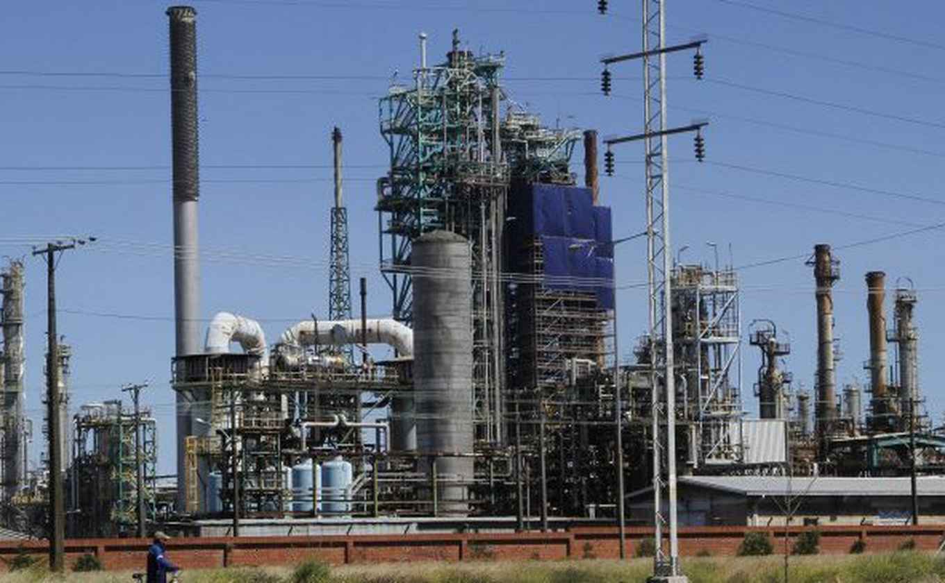 Formalizan a ejecutivos de ENAP por contaminación en Talcahuano y Quintero