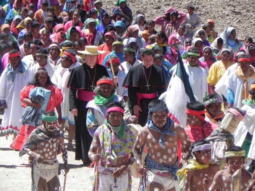 (Video) Indígenas mexicanos bailan para iniciar la Semana Santa Rarámuri