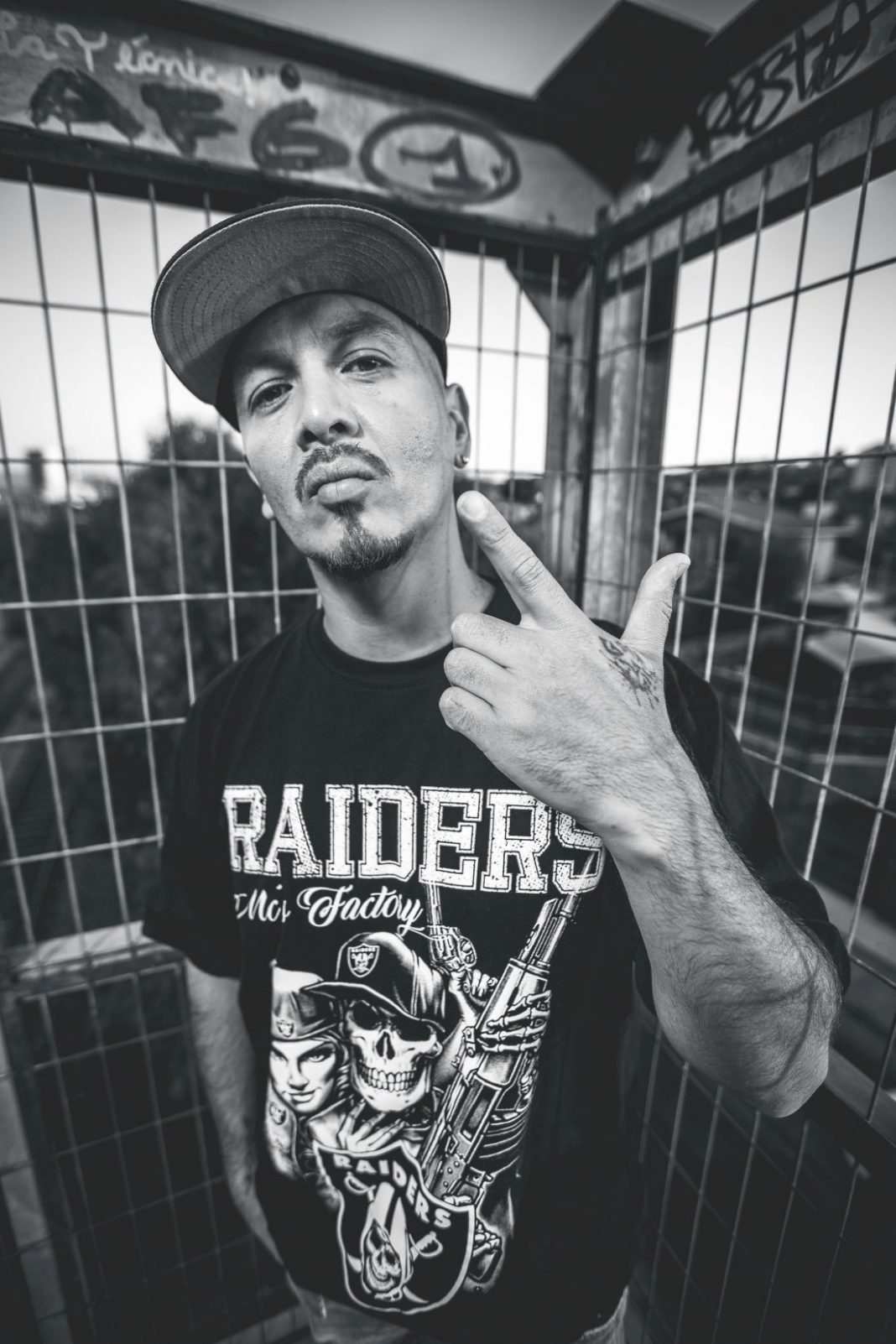 Rapero Fastmove estrena su nuevo single "Puño Arriba"