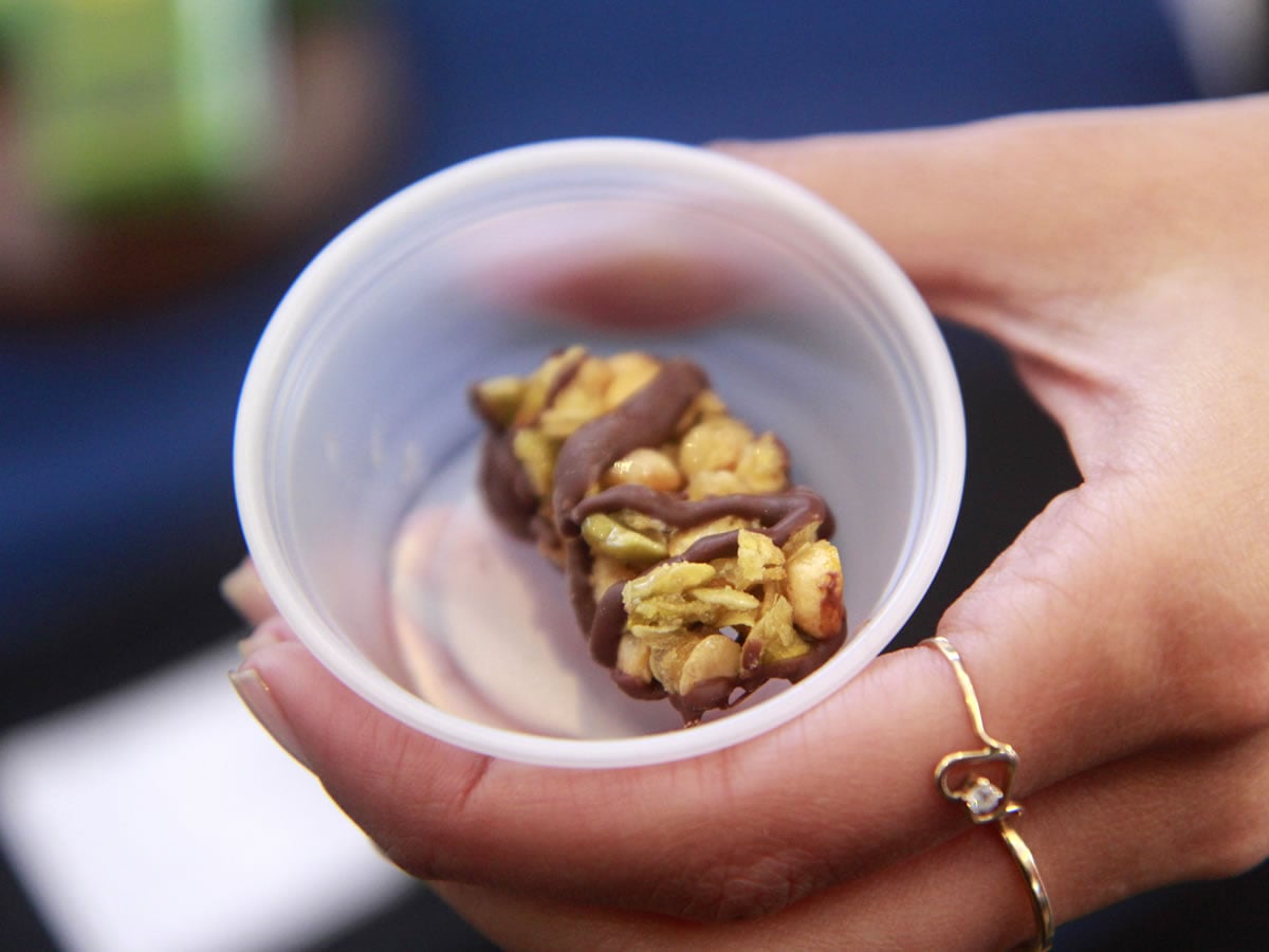 Croquetas de cochayuyo y bombones rellenos con frutas y algas nativas ...