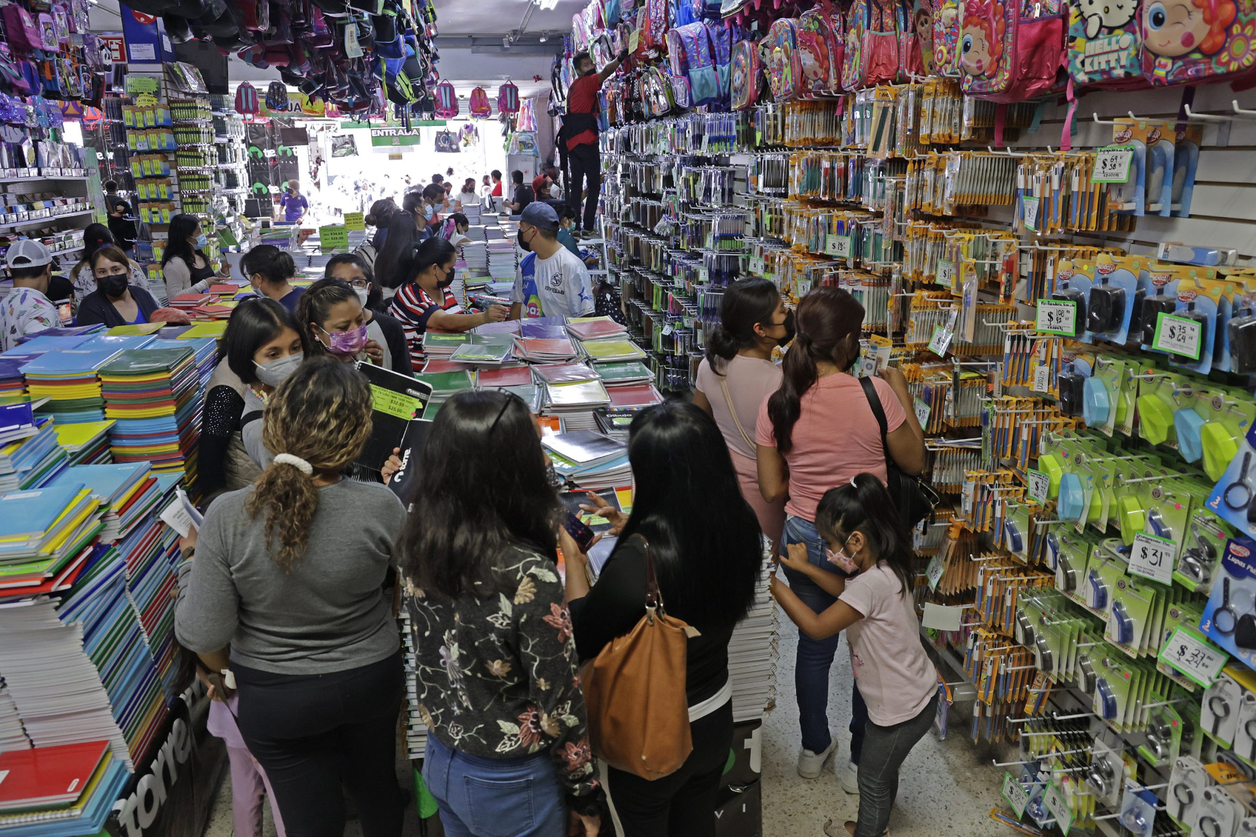 A una semana de iniciar clases, familias "corren" por compras