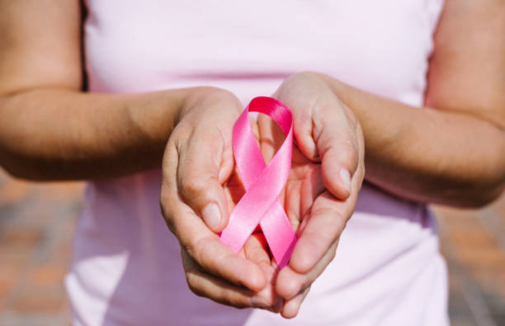 Cáncer de mama: Especialistas U. de Chile explican cinco pasos clave para el autoexamen de senos