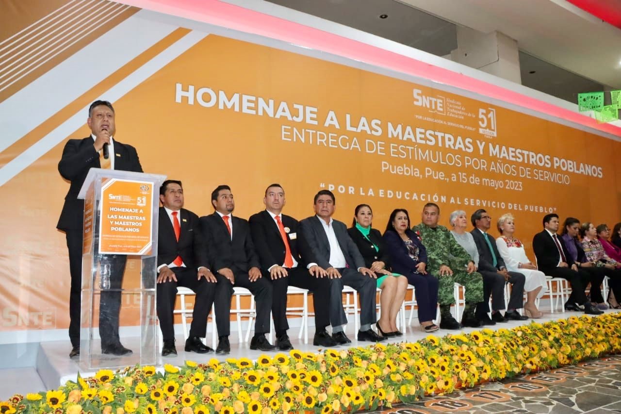 Maestros del SNTE 51 celebran con Isabel Merlo su día México