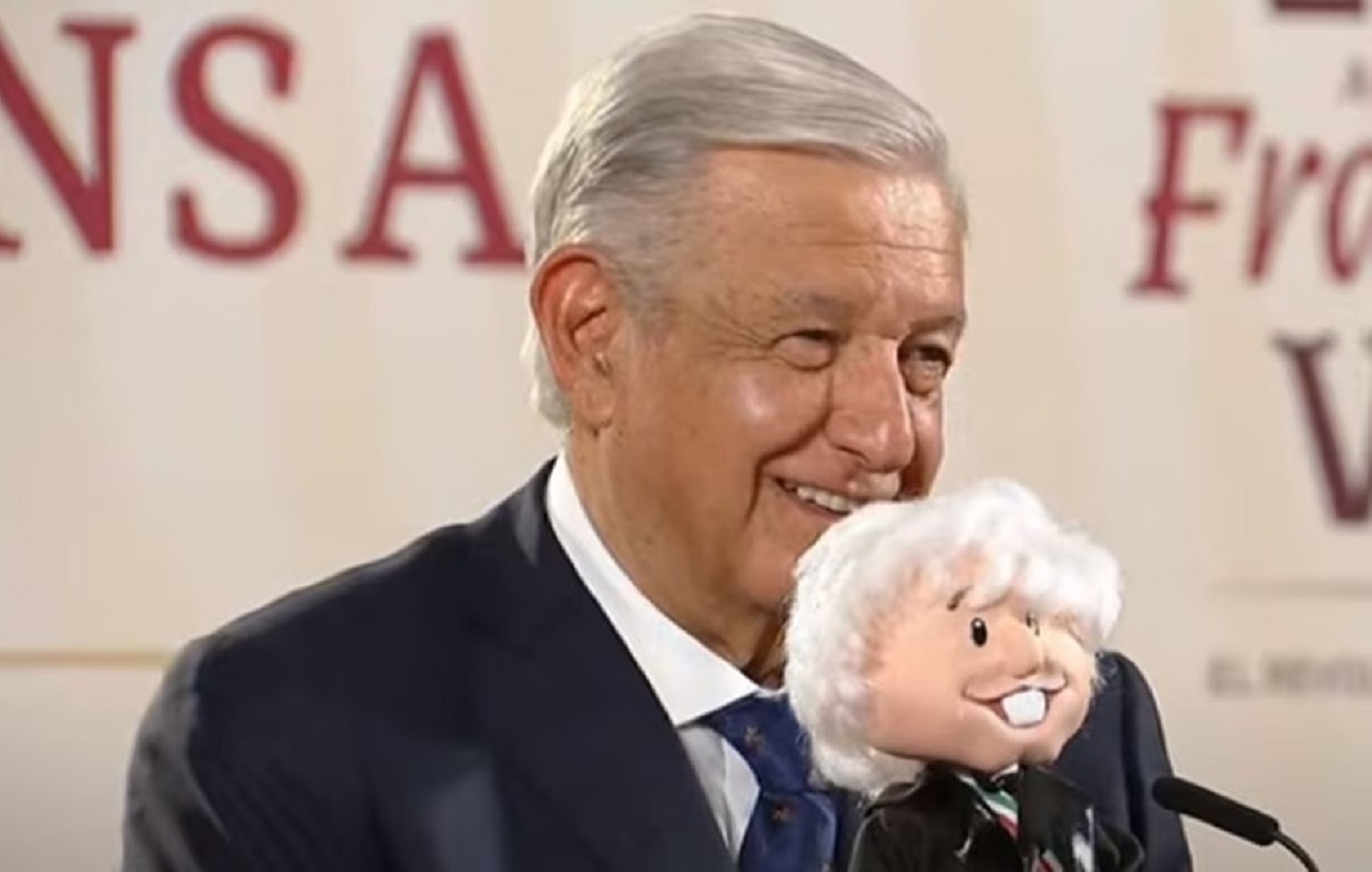 El presidente AMLO presume un muñeco Amlito que habla (VIDEO)