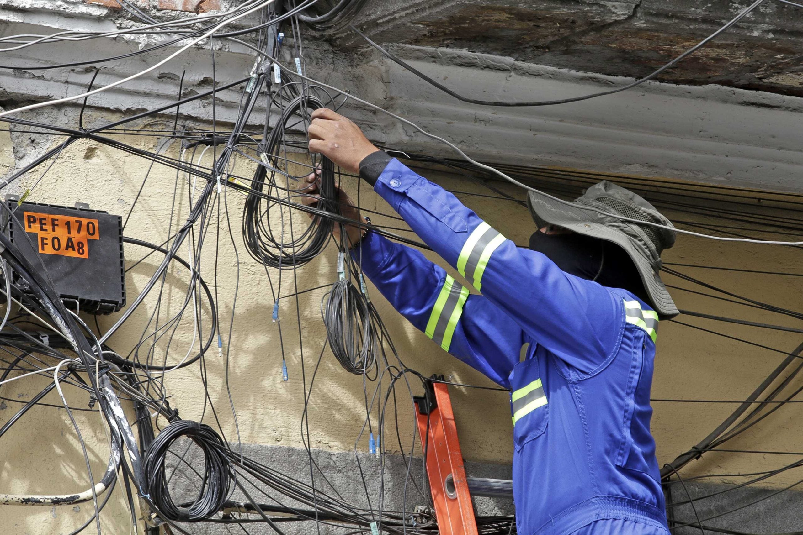 Continúa robo de cables de luz en capital poblana