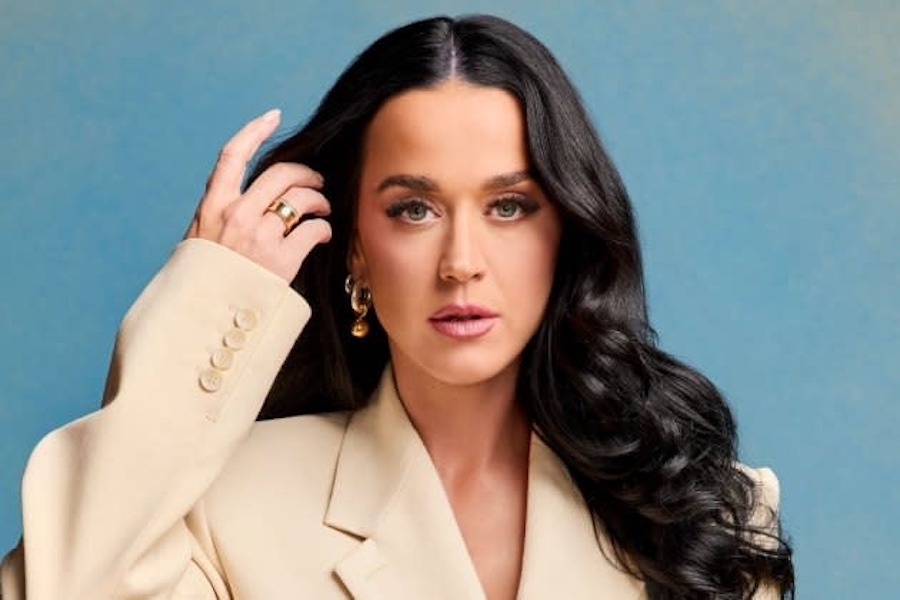 Katy Perry da indicios de la era KP6 con nuevo logo plateado