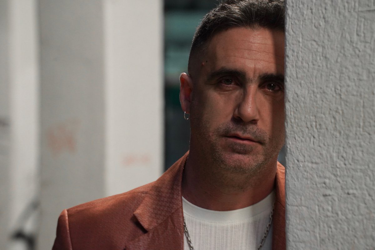 Tomás González regresa con "Arder", su primer single en 10 años