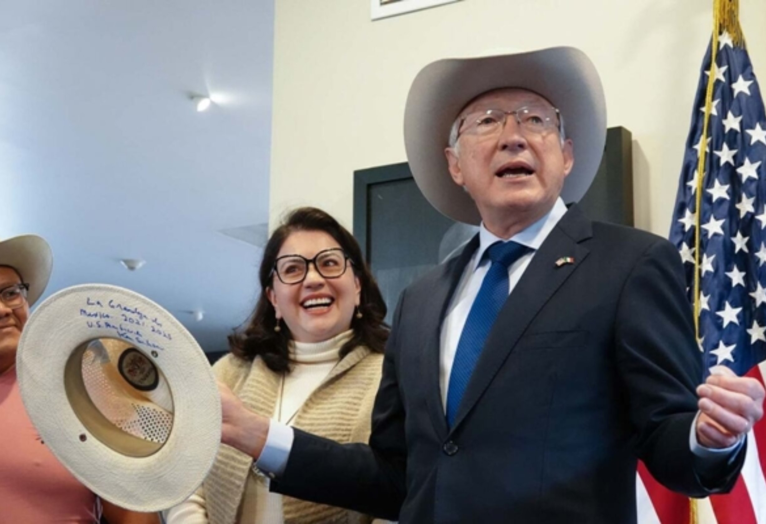 Ken Salazar regala sombreros y reconoce trabajo de Sheinbaum