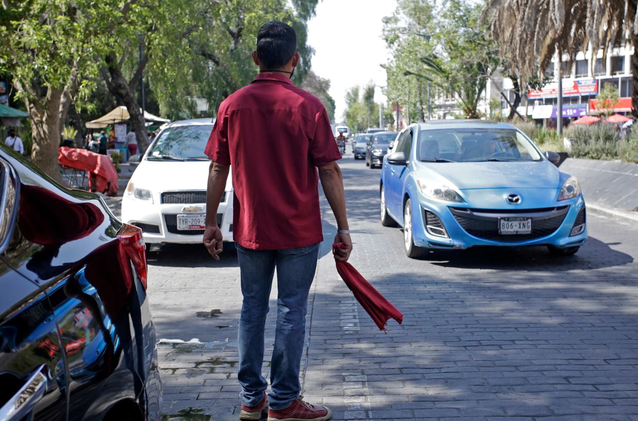 Contemplan combatir a franeleros con parquímetros en Puebla.