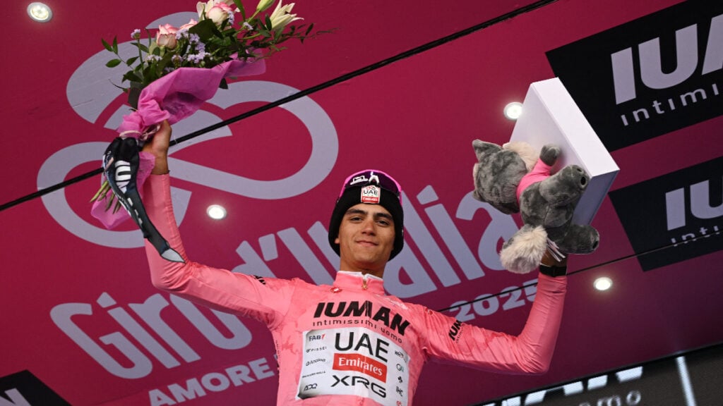 Sheinbaum felicita a Isaac del Toro por su histórica actuación